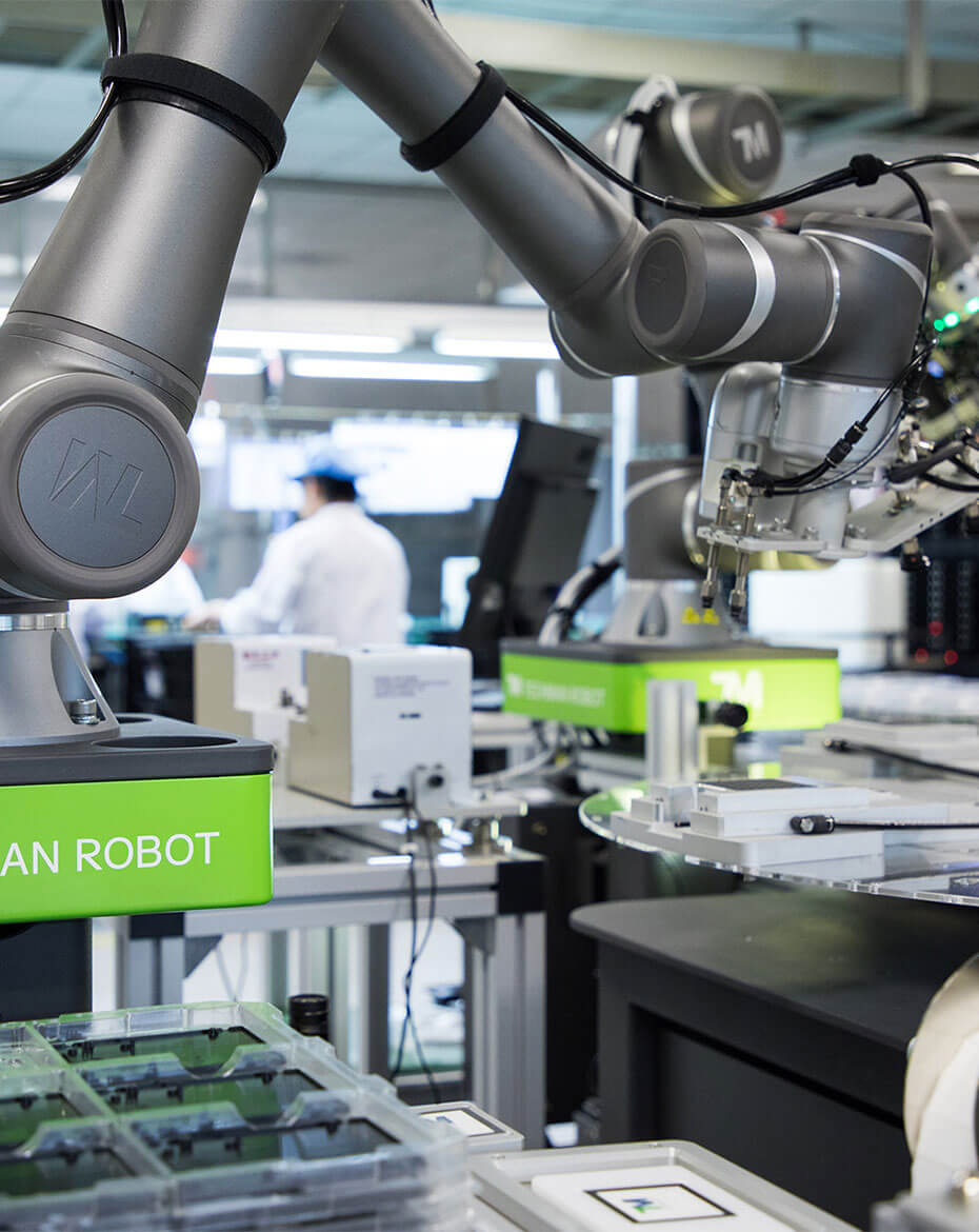 Safety in classic and collaborative robotics training